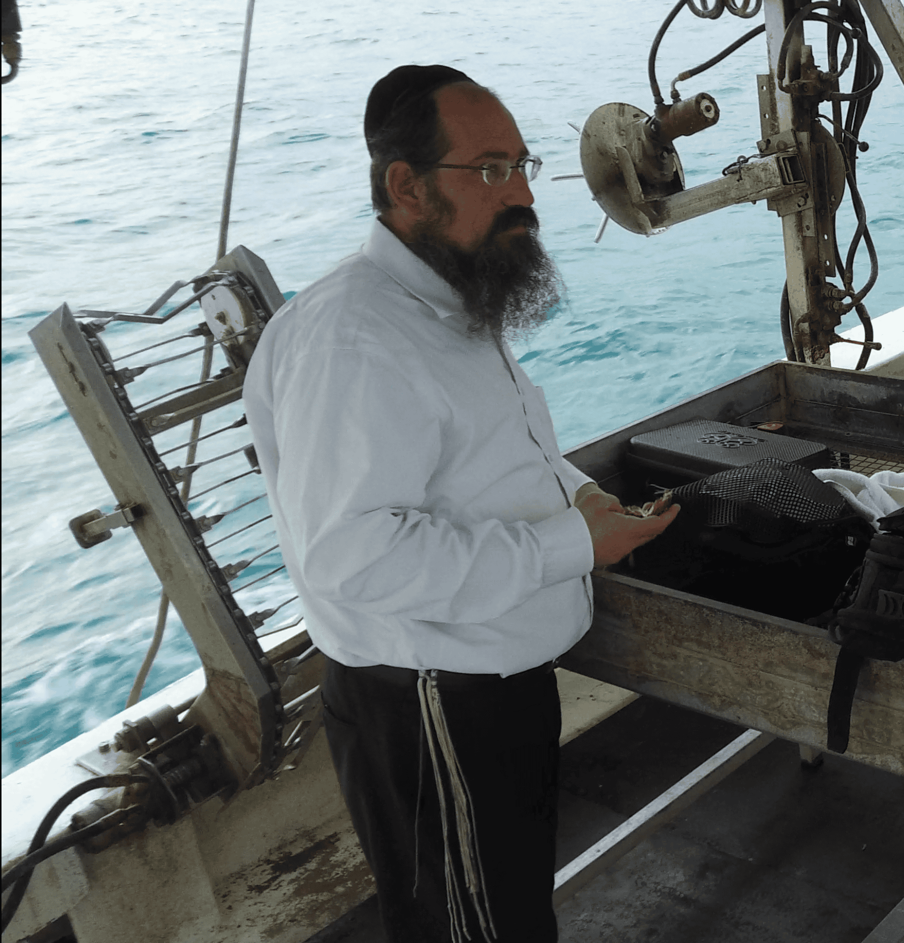 Rabbi Yitzchak Elchonon Zak - Blue Fringes - Techeiles - Tekhelet ...